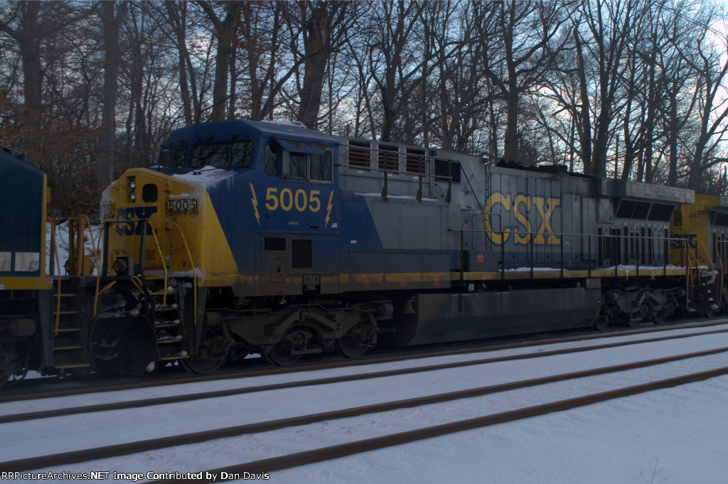 CSX AC60CW 5005 trails on Q418-18